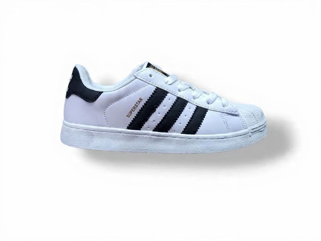 Adidas Superstar patike – klasičan beli model sa crnim prugama -