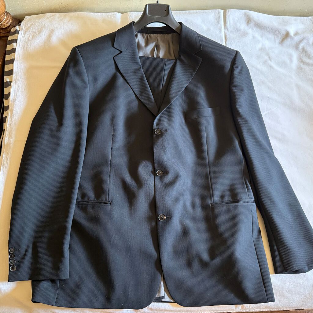 Original Hugo Boss odelo, sako i pantalone, naznačene veličine 60