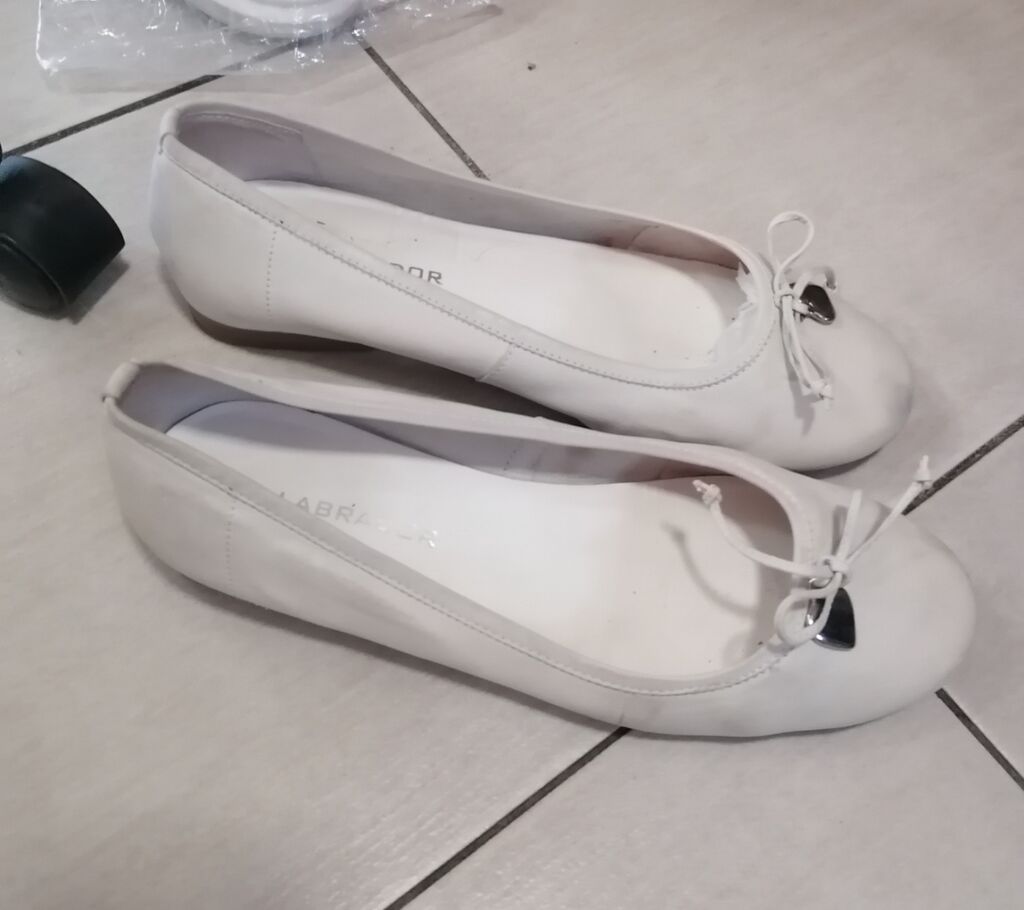 Bele baletanke marke Labrador, sa ukrasnom mašnicom i metalnim