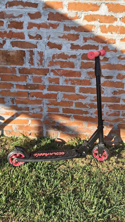 Prodajem dečiji trotinet marke Cool Wheels, u dobrom stanju.    Boja