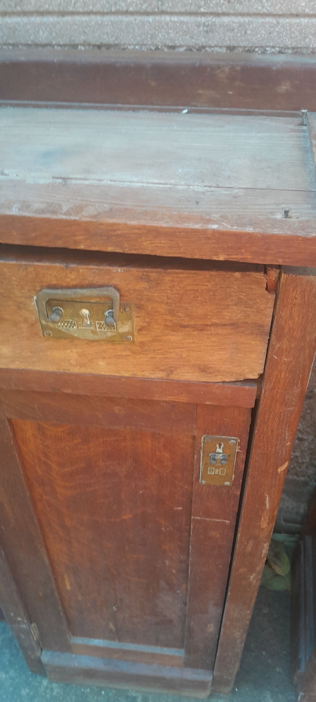 Drvene noćne ormariće – par - Materijal: puno drvo (masiv), furnirane