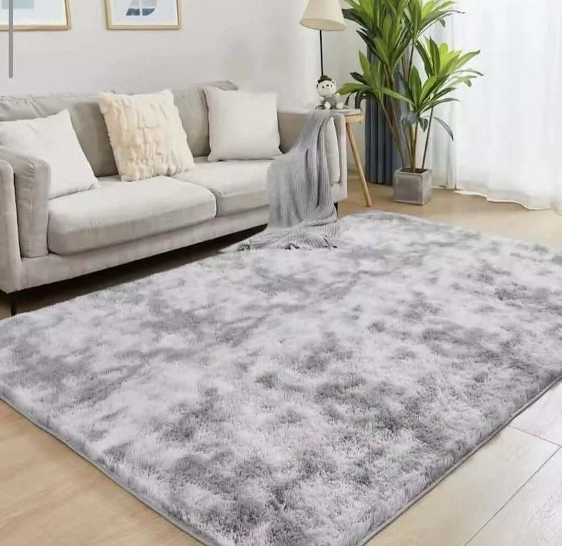 Mekani plišani tepih za dnevnu,spavaću,deciju sobu. Materijal gust,dug