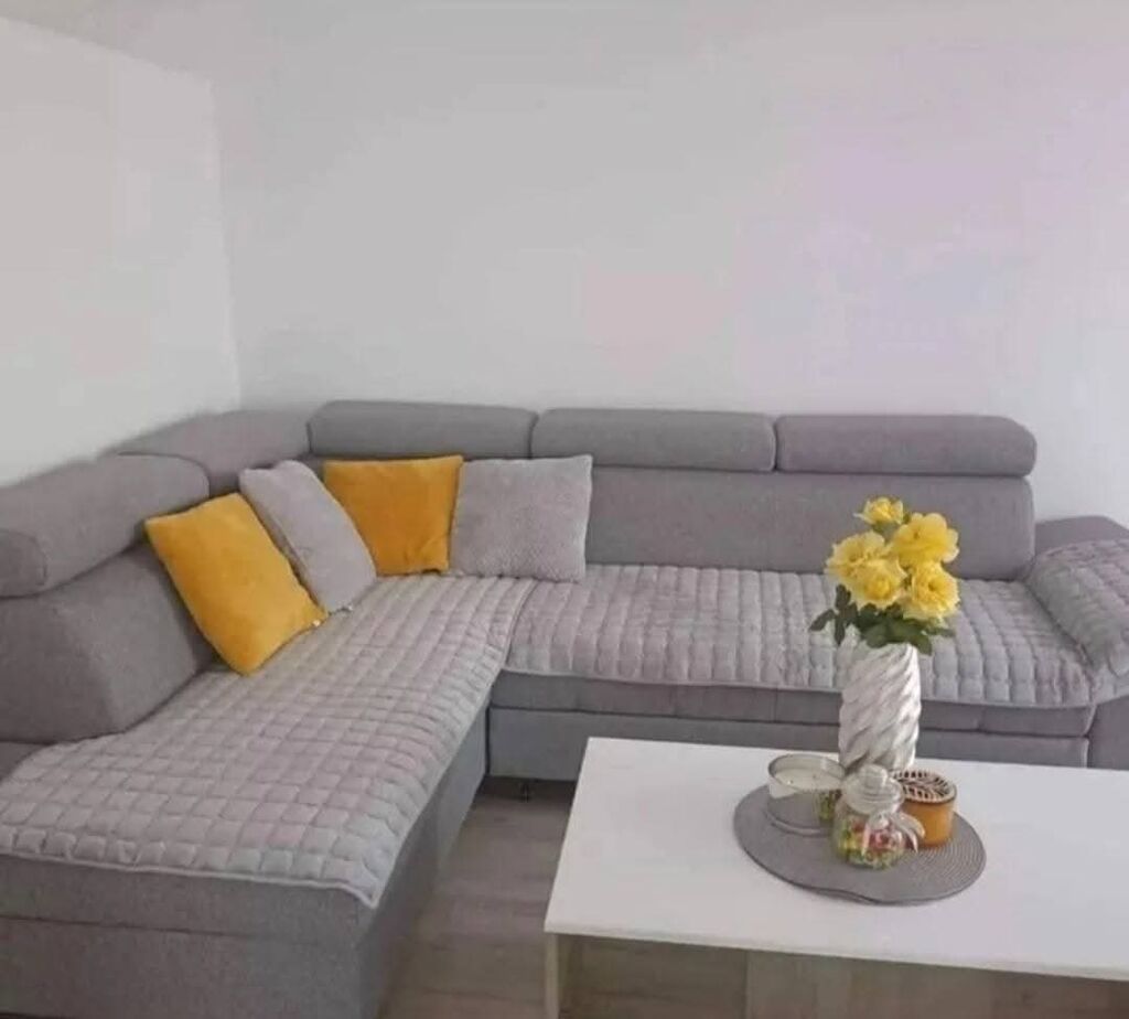 Set od tri plisana flekera za ugaone garniture i sofe. Dimenzij: *