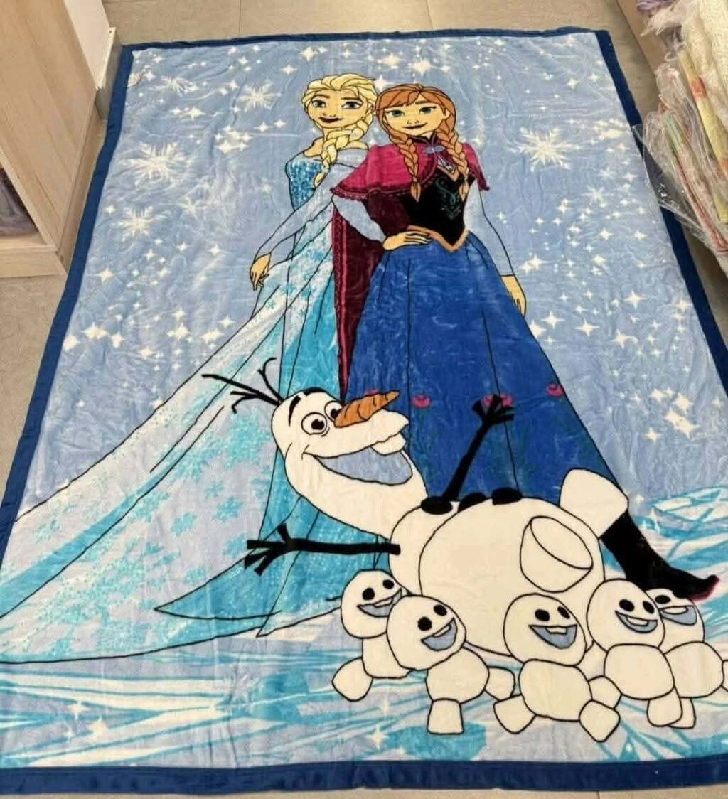 Dečije plišano ćebe sa likovima iz crtanih filmova. Motivi:Frozen