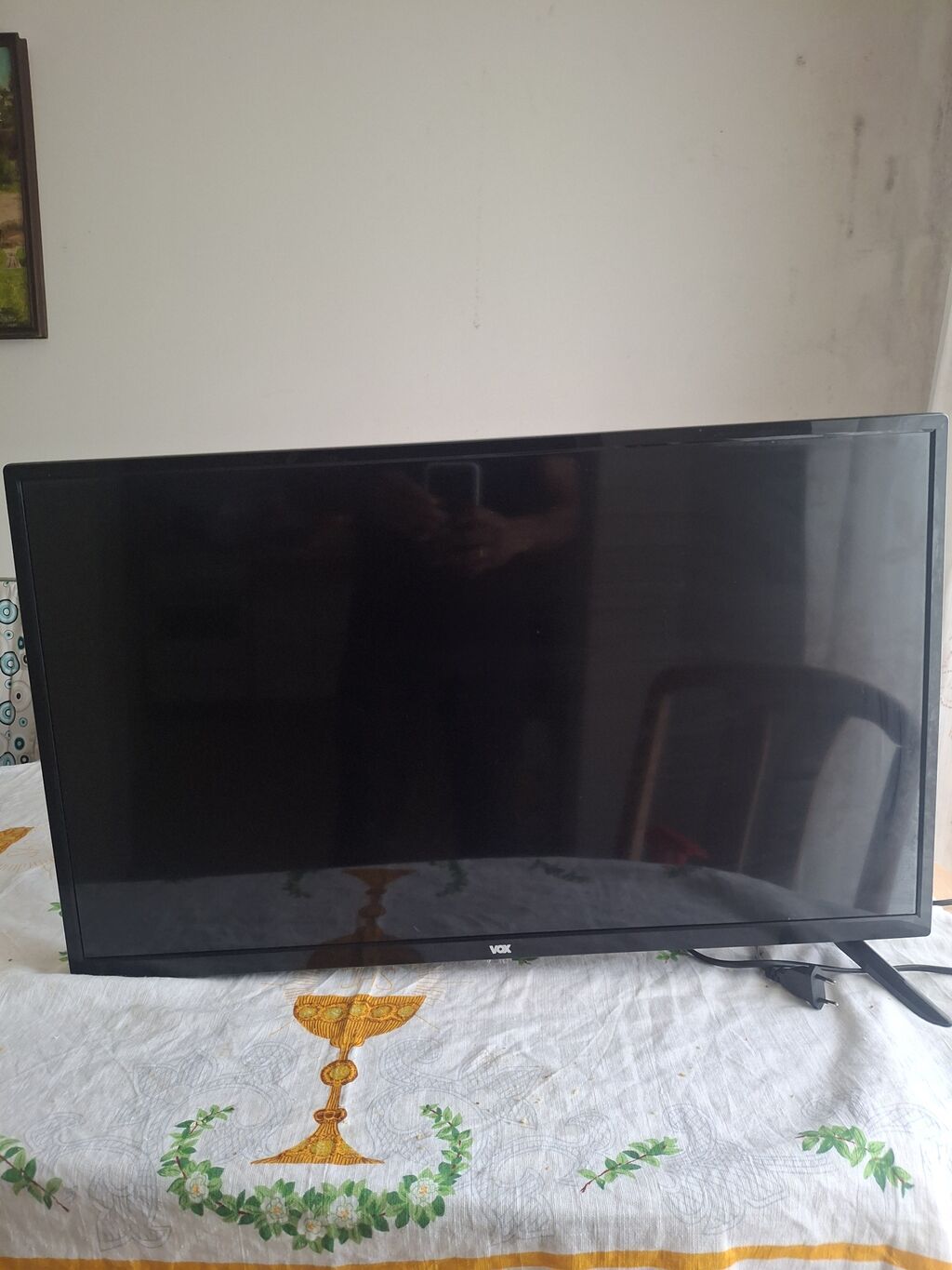 VOX LED TV – dijagonala oko 32 inča - Tanka crna rama, postolje sa