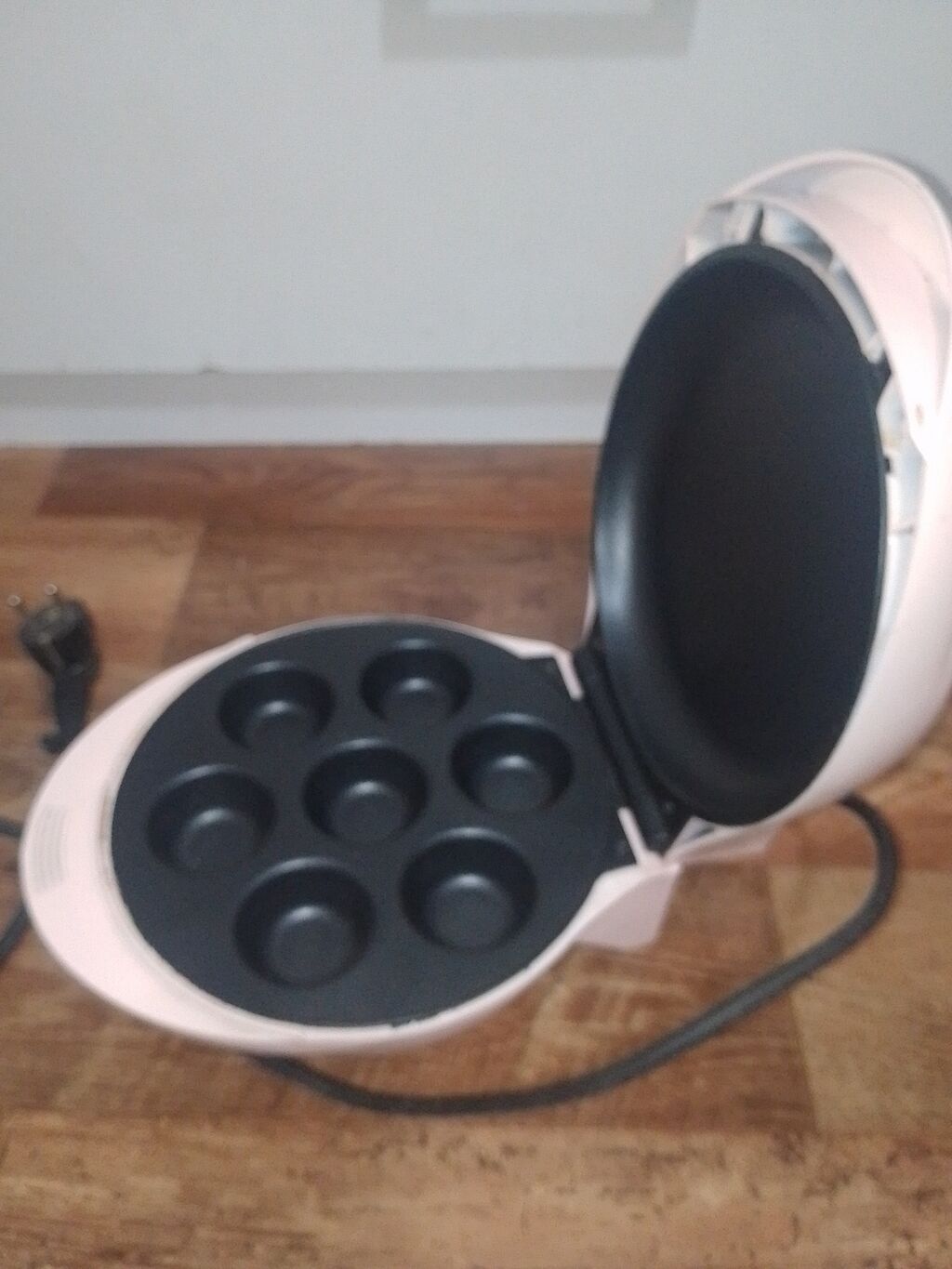 SilverCrest aparat za pečenje mini mafina/donata je potpuno ispravan,u