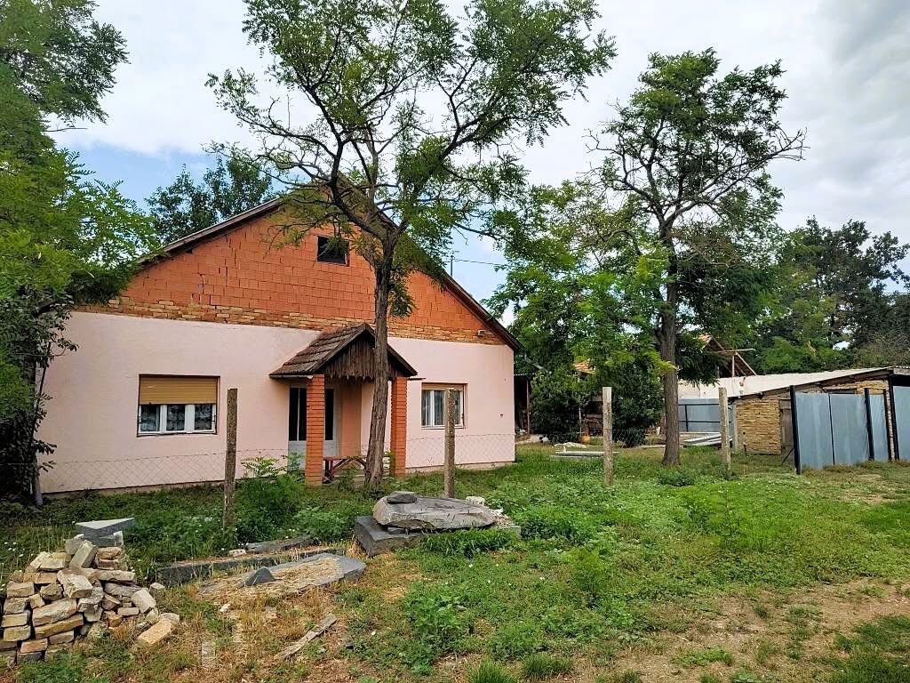 Prodajem salaš sa velikim voćnjakom u Novom Kneževcu, blizu Mađarske