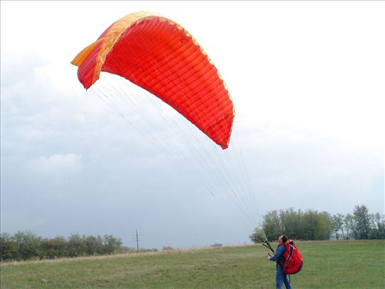 Paraglajder sa kompletnom opremom