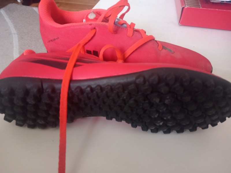 Kopacke adidas sa malim kramponima