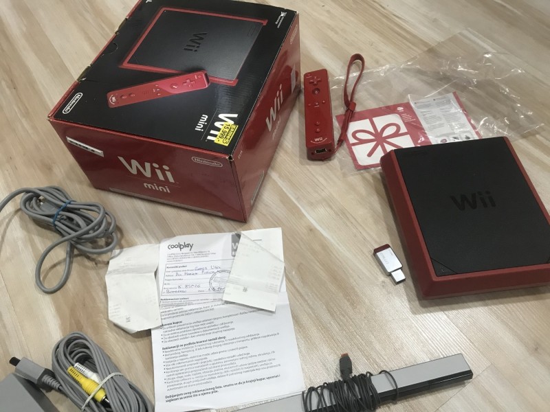 Nintendo Wii Mini KOMPLET - 13 igrica -32GB-SOFTMODOVAN
