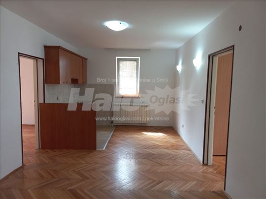 Izdaje se 2.5 stan- Petlovo Brdo, 70 m2