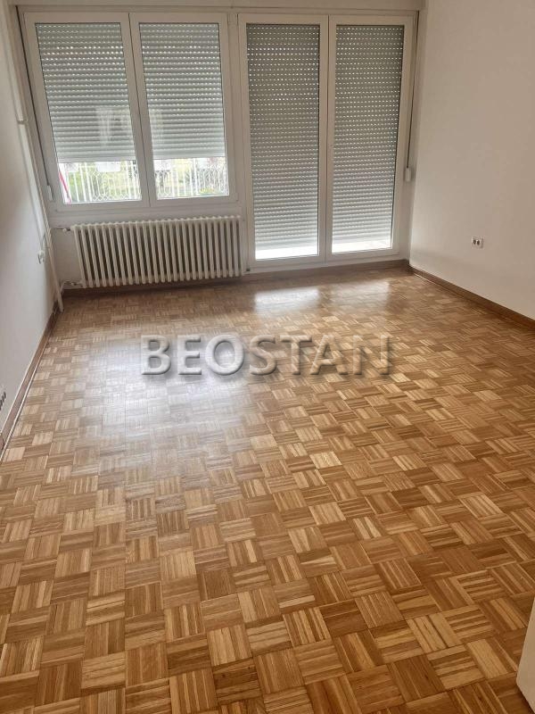 Novi Beograd - Blok 70 #67215
1.000 €