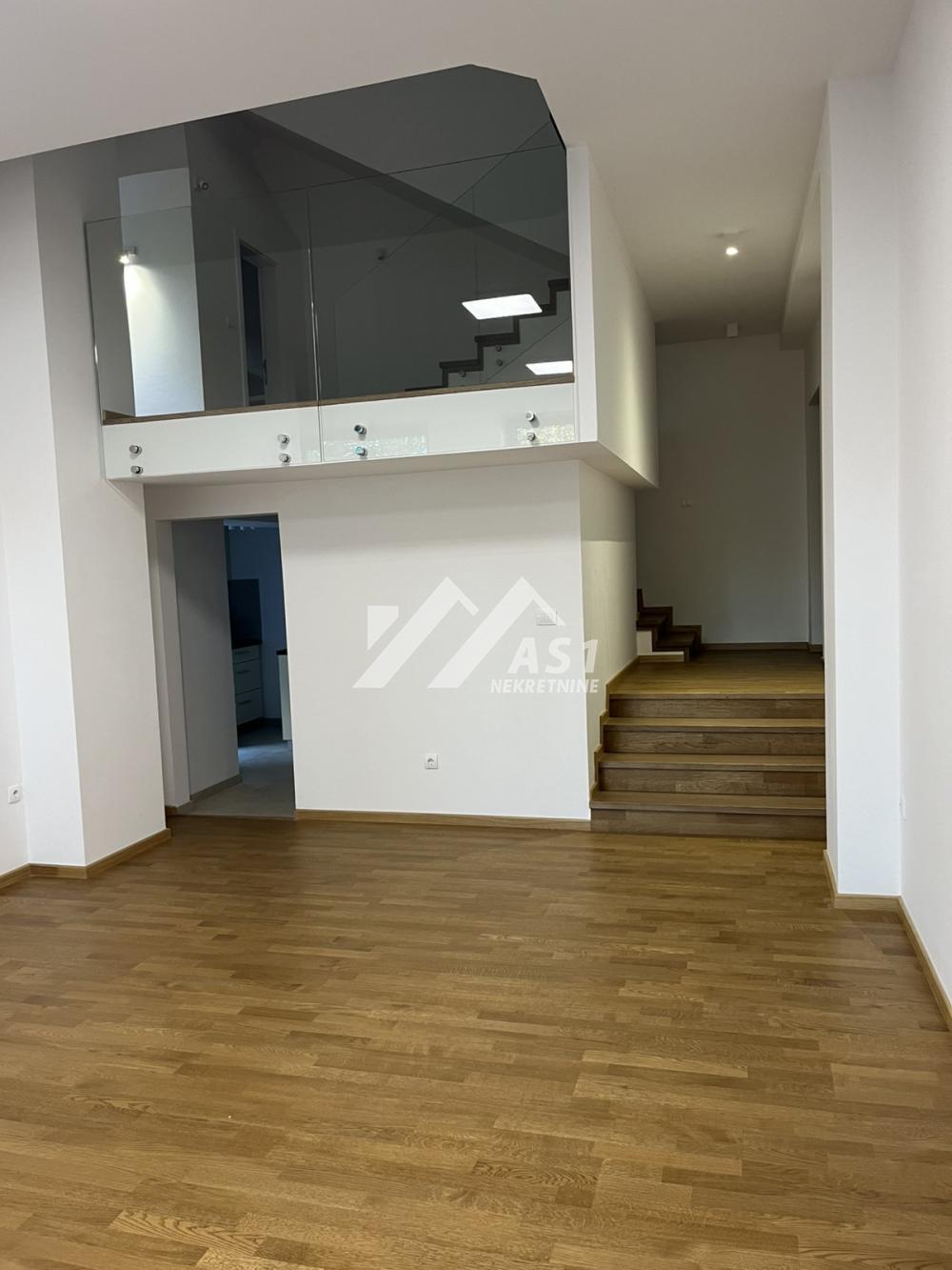 IZAJE SE LUX KUCA NA CARDAKU ID#6549
1.600 €