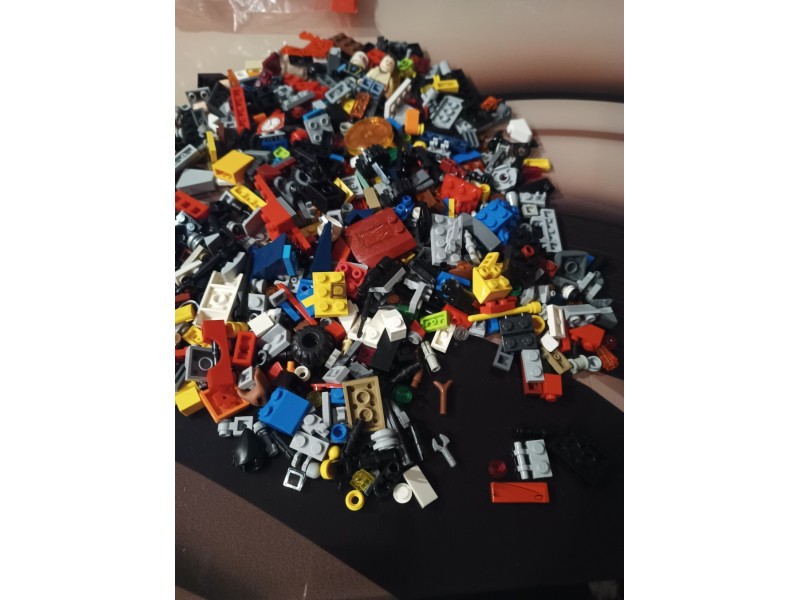 Lego gomila figurica i kockica