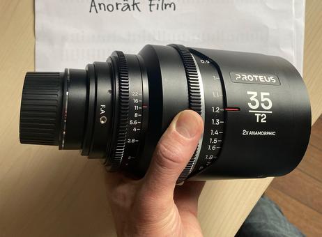 Laova Proteus 35 mm, k2 anamorfna, PL/EF montaža, neutralna baklja, indikacija fokusa u metrima.