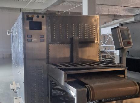 Industrijski mikrotalasni konvejer za sušenje – HM-40KW-A – 40 kW – PLC – nerđajući čelik 304 –