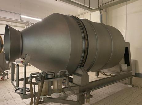 INOX MECCANICA 9000L vakuumska masažna maša za krem sa utovariteljem + kontejneri od nerđajućeg čelika – kao novi – INOX MECCANICA MASS 900020400802; MOD. ELEVATORE