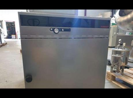 Memert UNB 500 laboratorijski inkubator od 108 litara