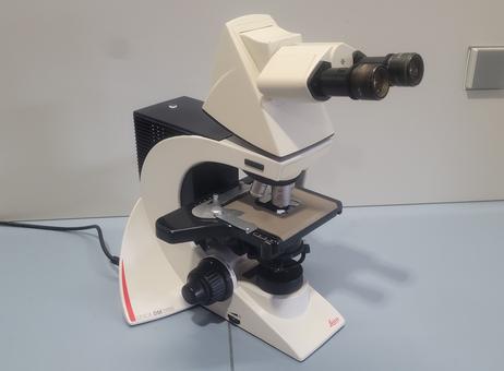 LEICA DM 2000 mikroskop (DM2000) - 3 objektiva