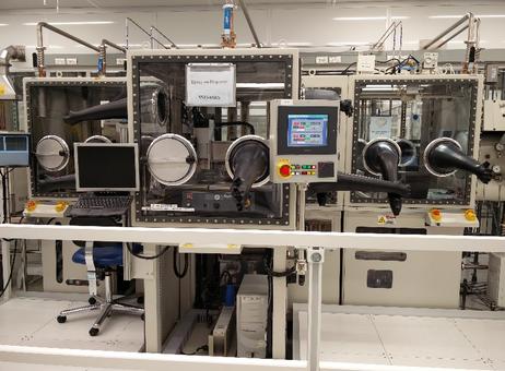 Mašina za laminiranje pločica kompanije Lantechnical Service Co. UVX-02528
