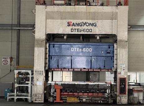 SANGYONG DTE2-600 mehanička presa sa dvostrukom kranskom rukom - 600 tona i JH PRESS mehanička presa teške klase - 800 tona