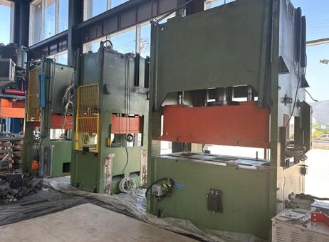 Hidraulična presa Italian Capacity : 300 tons