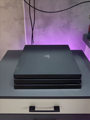 PS4 Pro 1TB – Kao nov, perfektno stanje + džojstik