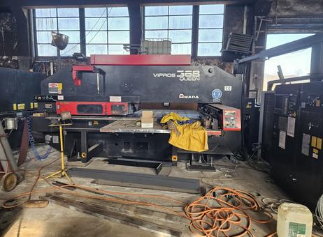 CNC mašina za probijanje Amada Vipros 268 Queen