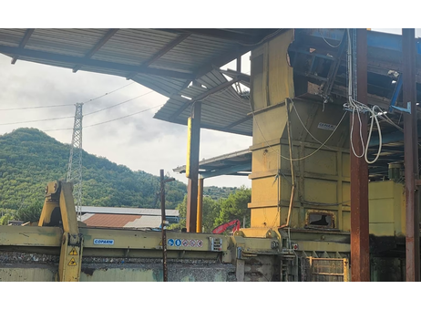Industrijska presa za baliranje COPARM 250 za sabijanje čvrstog gradskog i industrijskog otpada.