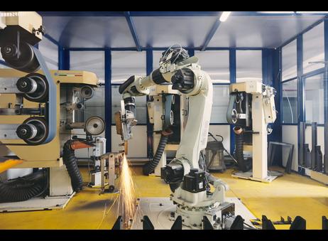 automatski sistem za poliranje i brušenje kompanije DAN Techonogi, sa Kavasaki robotom