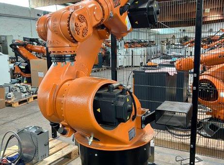 Kuka KR30-3 Industrijski robot novofarban i 15000 radnih sati