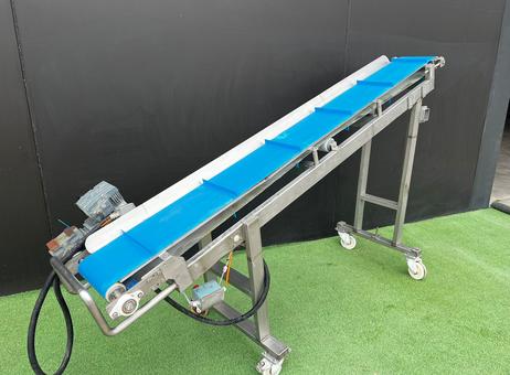 Podizni transporter sa separatorima 3000 x 300 mm