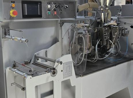 Vertikalna mašina za pakovanje Volpak S 130 D, obnovljena sa HMI i Omron PLC-om