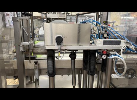 Automatski dispenzeri Nortan Multicap 125 C za distribuciju i primenu promotivnih konusa, pogodni za linije za flasiranje