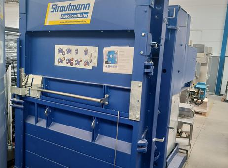 Strautmann vertikalna presa za baliranje sa automatskim punjenjem (2014)