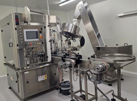 Automatska monoblok mašina za punjenje i zatvaranje – Thomason Machinery Eliada / 2V-1R mašina za punjenje boca