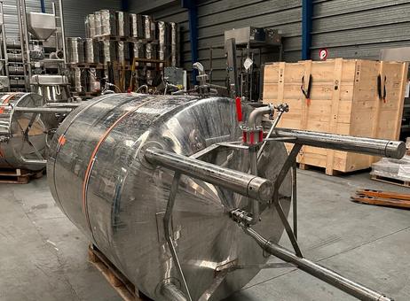 Tank Bionaz 2000 liter stainless steel tank with agitation