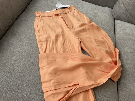 BERSHKA pantalone SA ETIKETOM