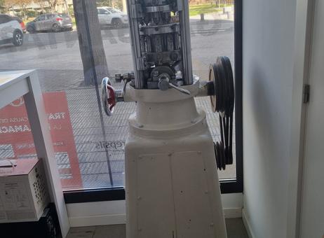 Stari farmaceutsko-industrijski pres
