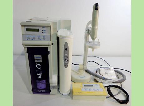 Sistem za prečišćavanje vode Millipore Milli-Q Gradient A10, ZMQP5V0T1, sa softverom i Millipore daljinskim dispenerom za vodu i kontrolnom kutijom.