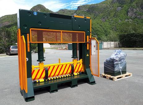 Mašina za plastiku GERMANPLAST SRL GUILLOTINE REEL SLITTER