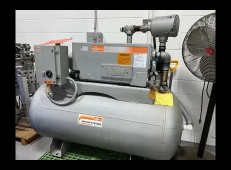 Buš model RA0255.D506.1001 rotaciona vakuum pumpa sa krilcima i rezervoarom