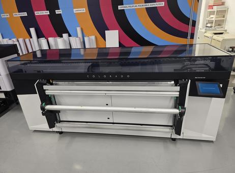 Canon Océ Colorado 1640 UV gel štampač sa rolne na rolnu.