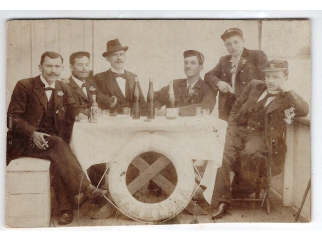 Osoblje Broda `DELIGRAD` za stolom na palubi.1900.god.
