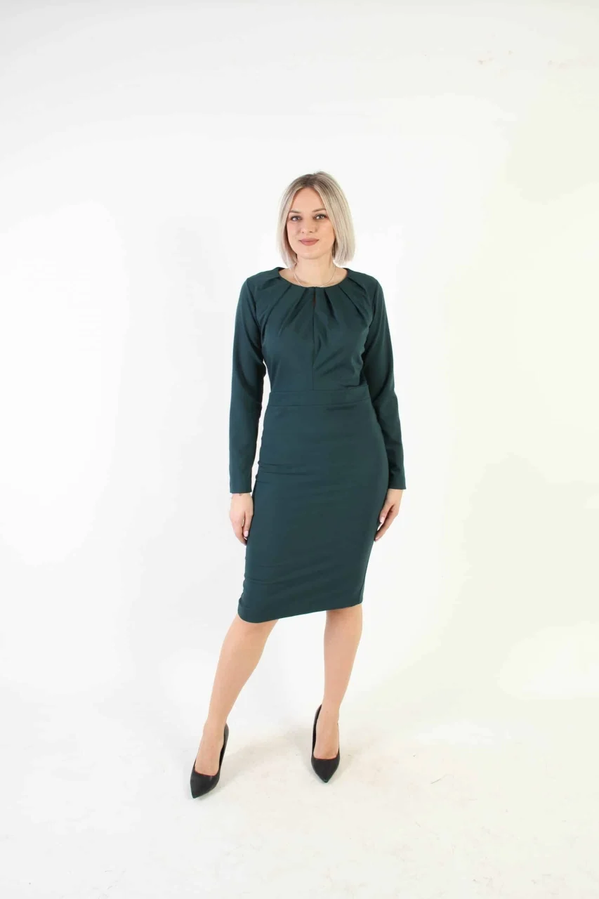 Elegantna haljina modernog minimalističkog kroja