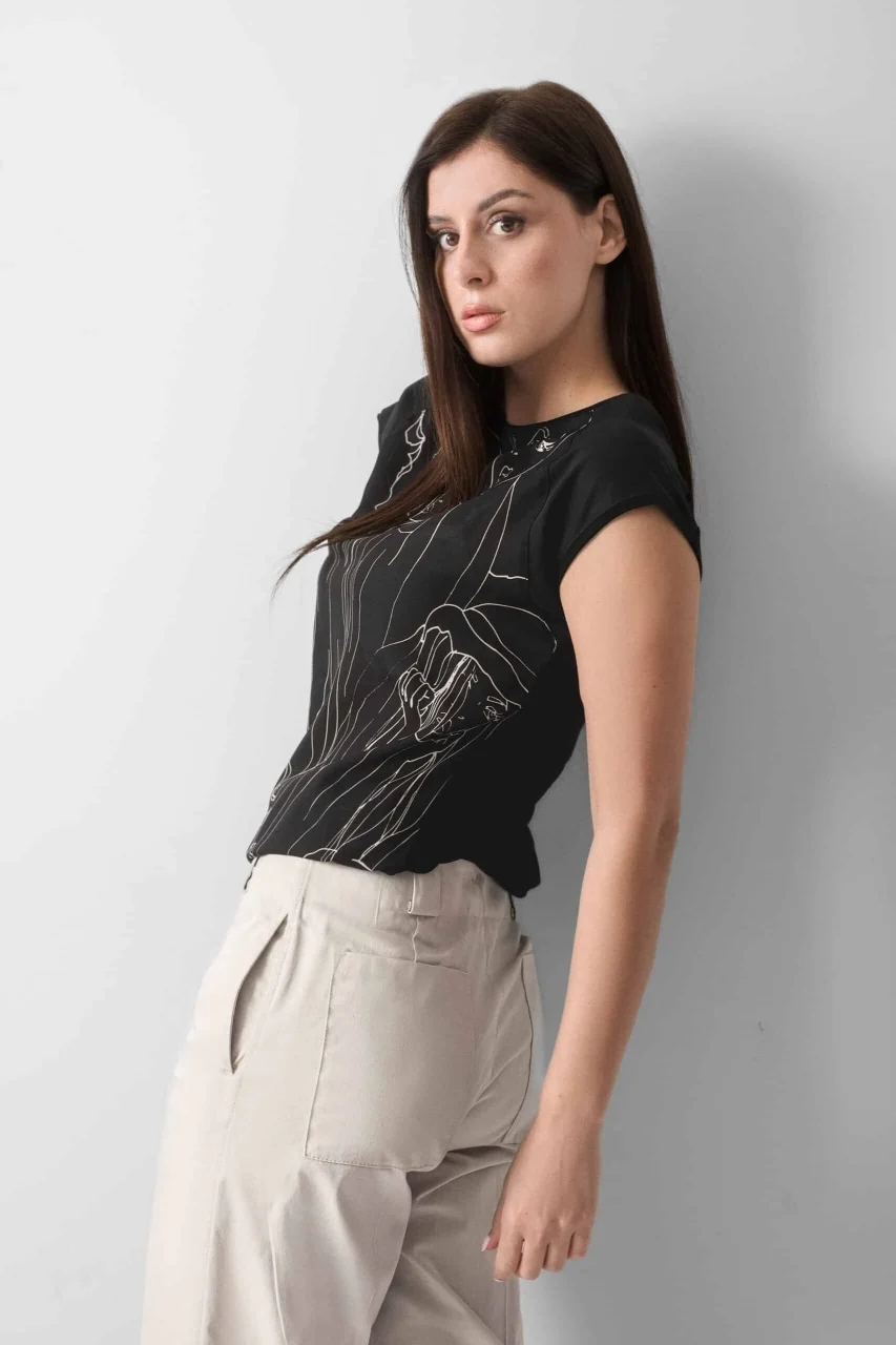 Crna bluza modernog dezena