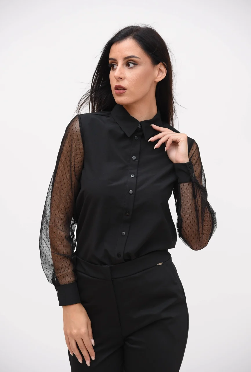 Elegantna crna košulja sa til rukavima