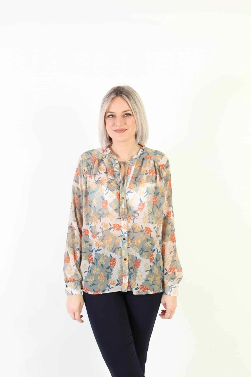 Bluza sa suptilnim cvetnim dezenom