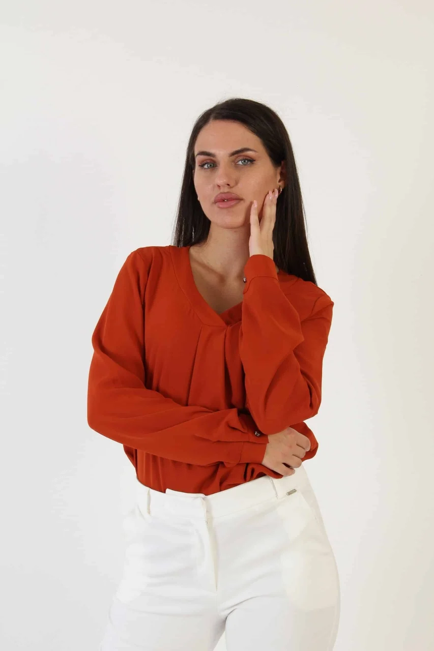 Elegantna ženska bluza modernog kroja