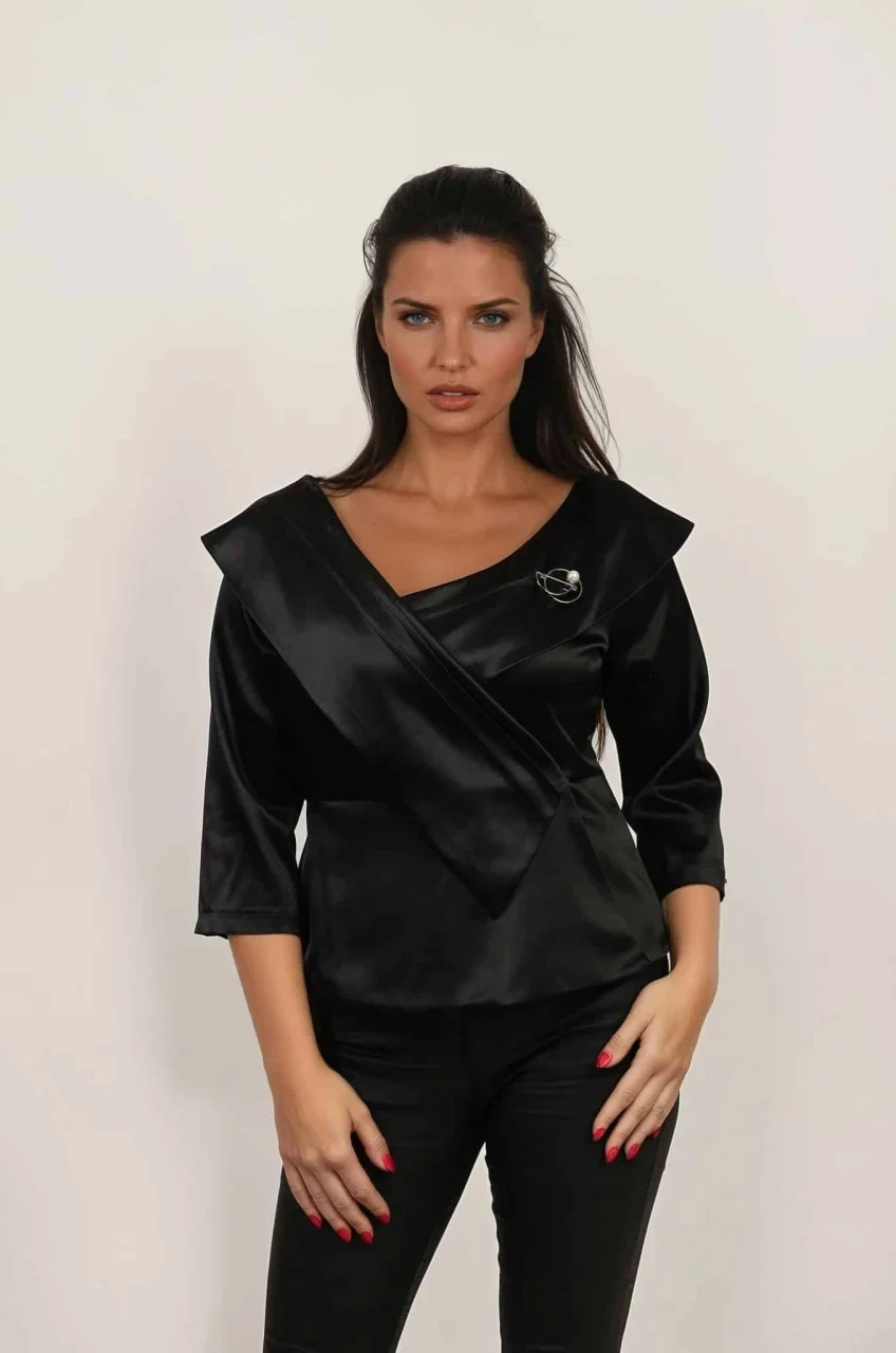Satenska bluza sa asimetričnim preklopom